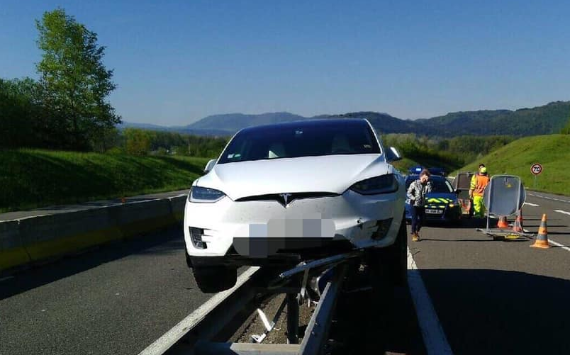 Tesla Model X left balancing precariously on guard rail afte - Driven ...