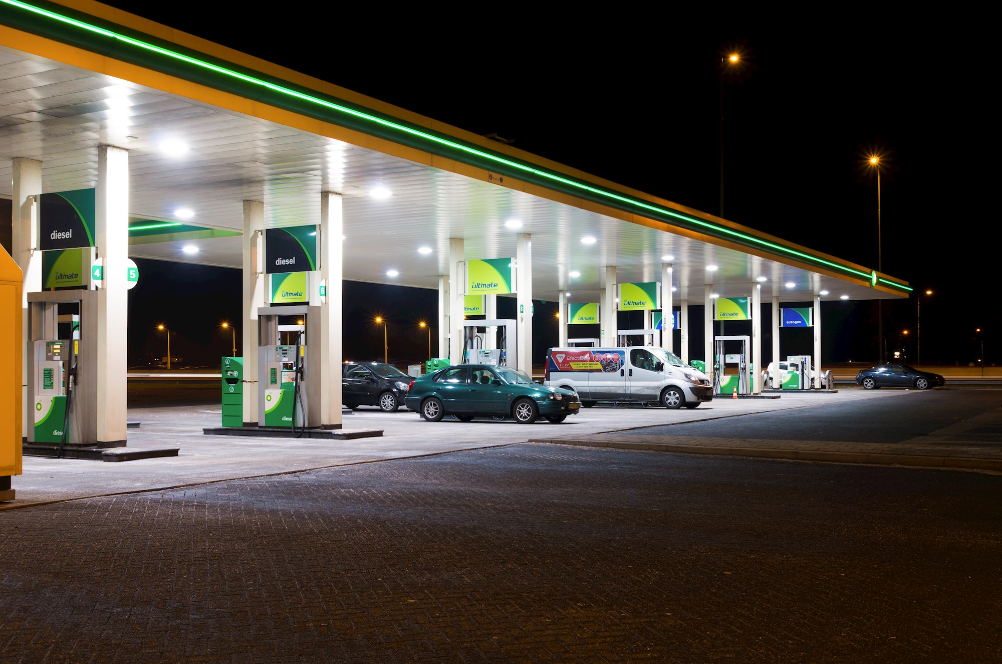 Fuel frenzy: Two BP stations give away free petrol in Auckla - Driven ...