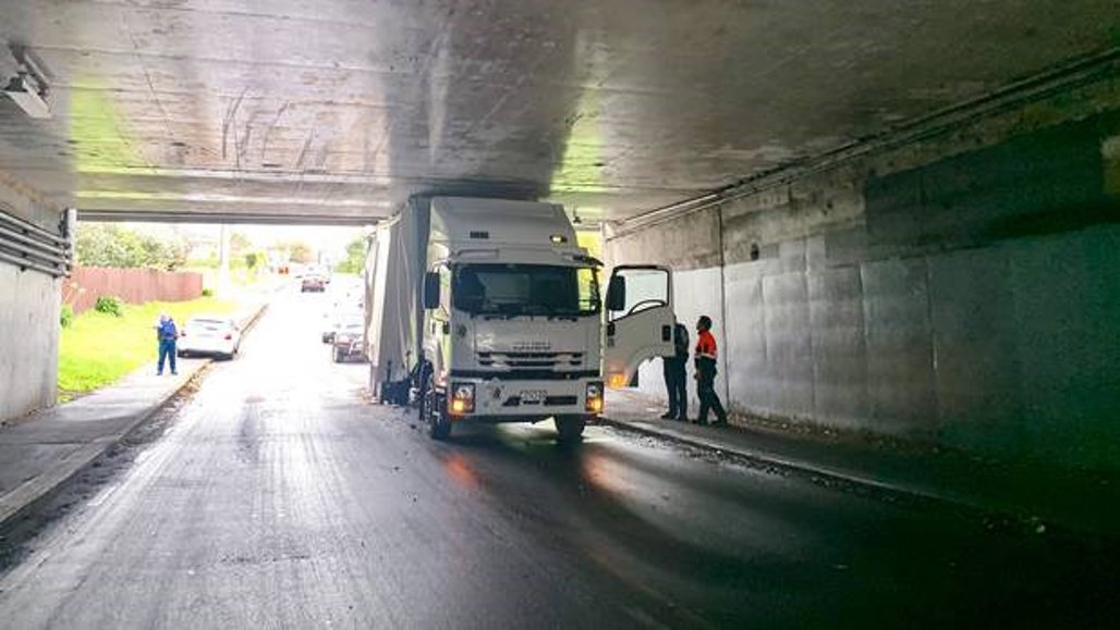 Truck stuck under Auckland bridge after driver misjudges hei - Driven ...