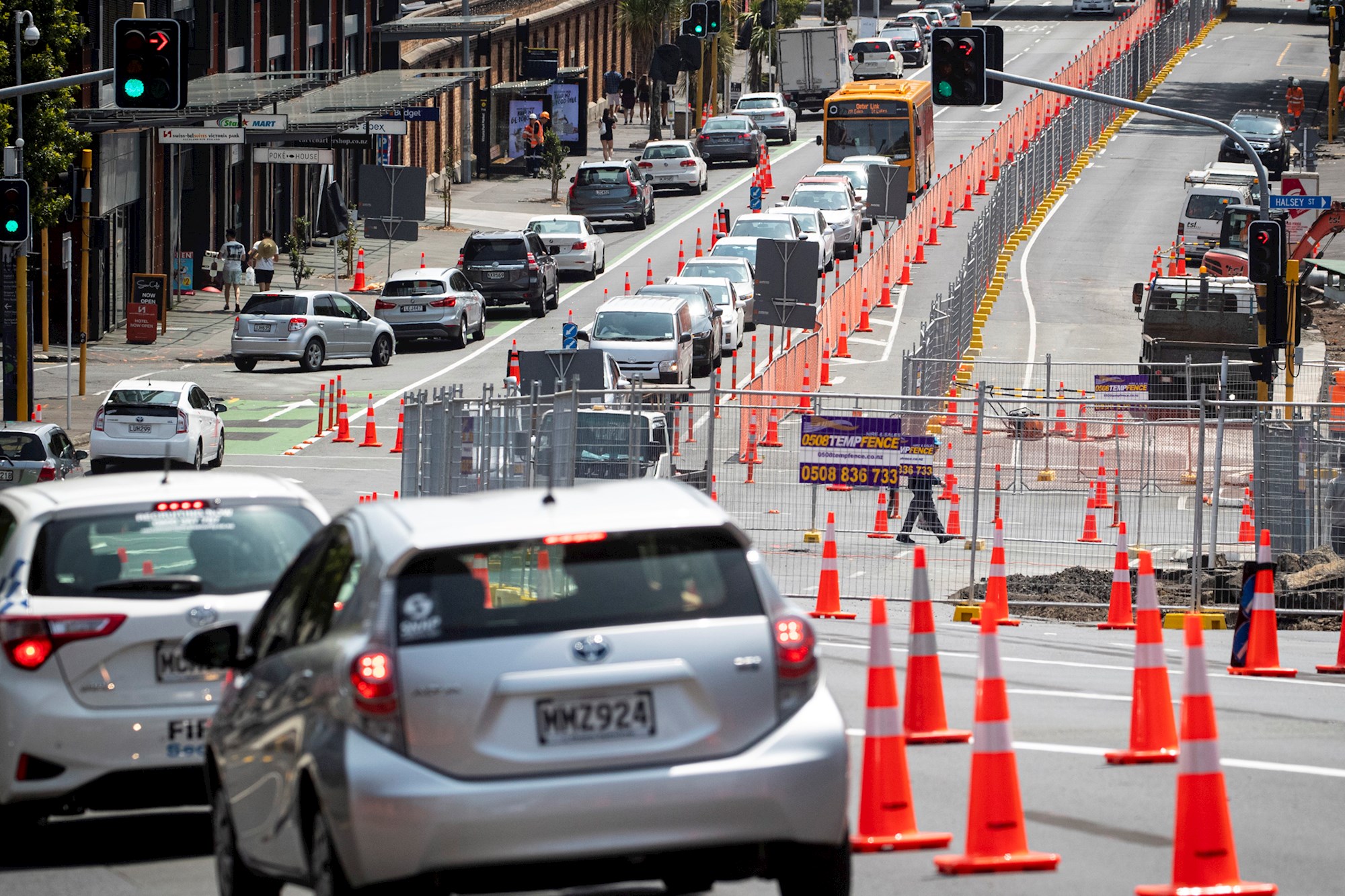 Auckland CBD traffic chaos: Forty minutes to exit side stree - Driven ...