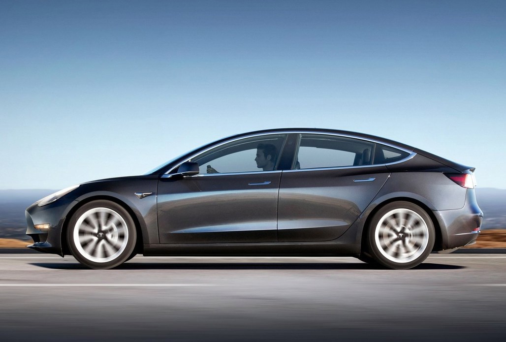 Tesla Model 3 thief thwarted, locked inside the car by the o - Driven ...