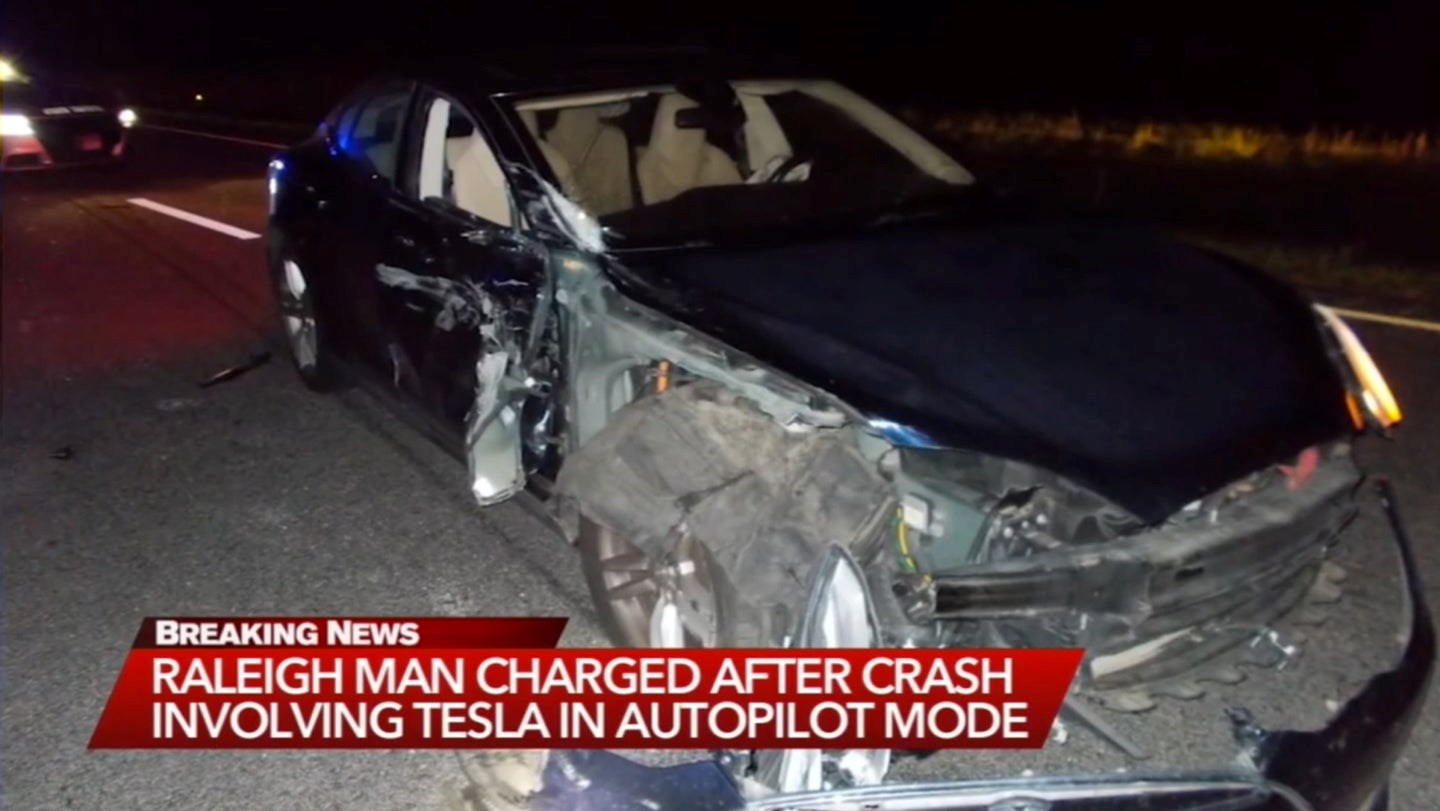 Tesla driver watching movie with Model S on autopilot crashe - Driven ...