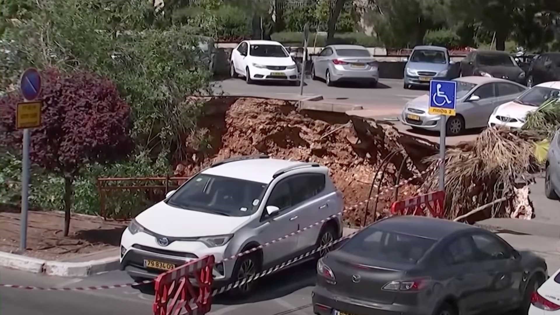 Watch: Dramatic footage shows sinkhole swallowing three cars - Driven ...