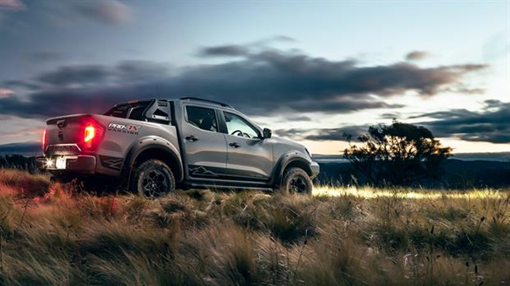Ranger Raptor-rival: Nissan's rugged new Navara Pro-4X revea - Driven ...