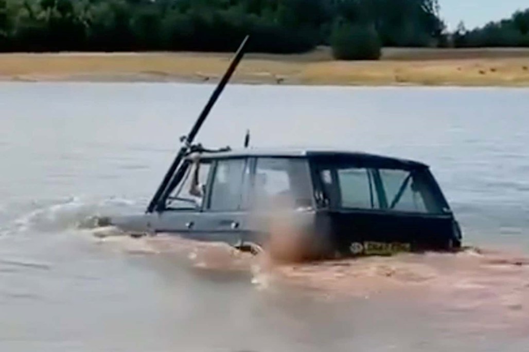 Watch: Snorkel-equipped Range Rover survives underwater excu - Driven ...