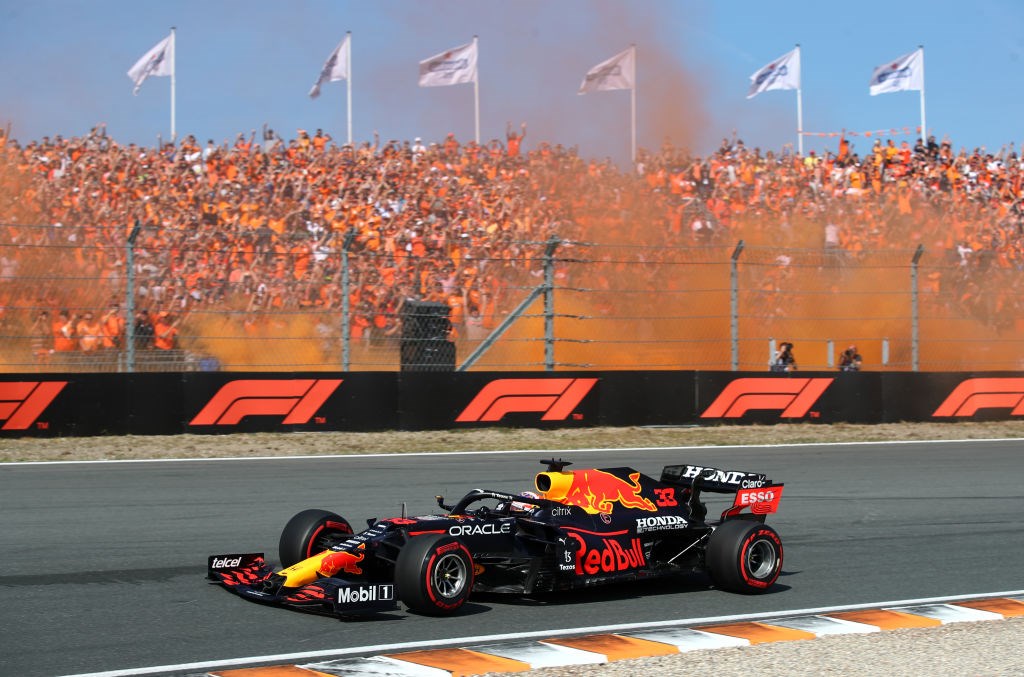 F1: Verstappen and Hamilton battle for victory at a very ora - Driven ...