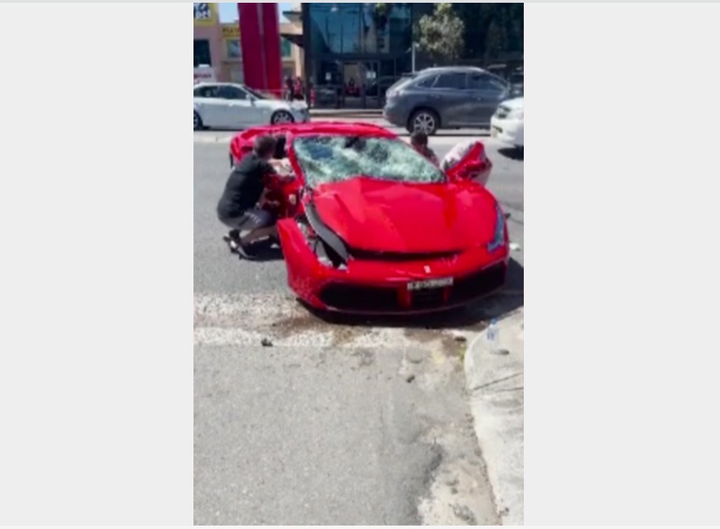 Watch: $400k Ferrari left a wreck following high-speed Sydne - Driven ...