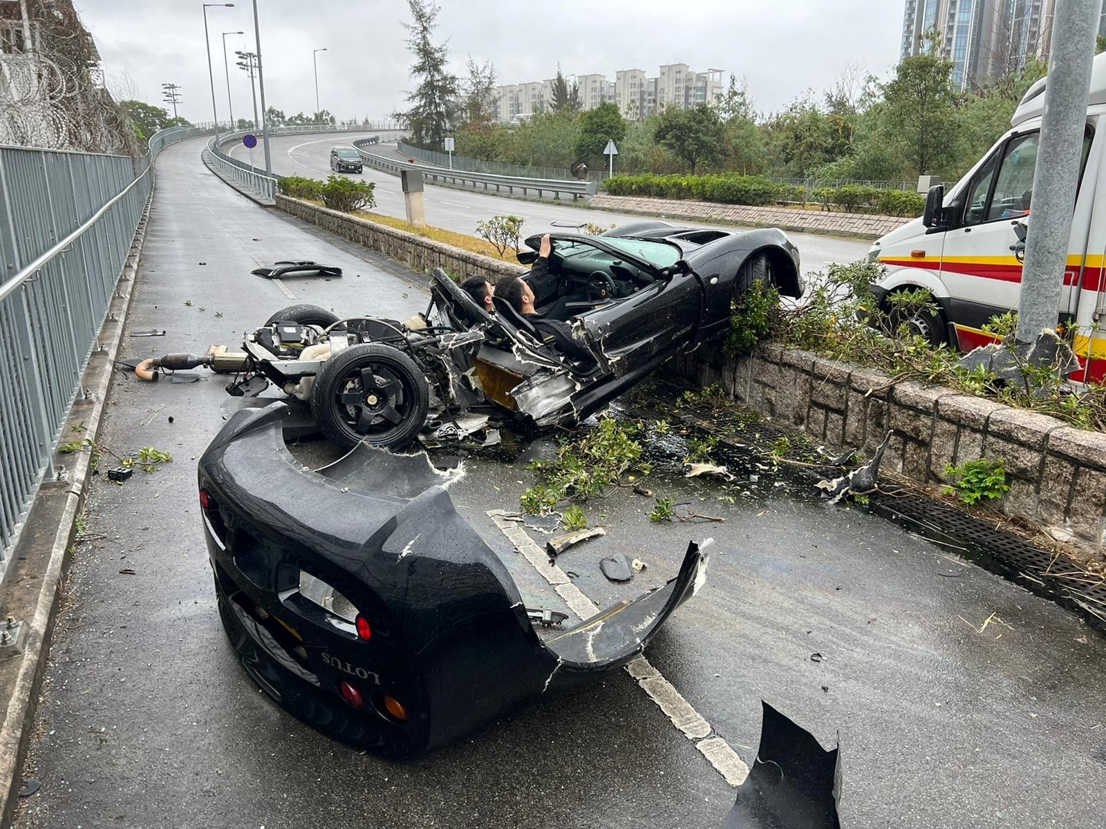 Passengers lucky to be alive after crash that absolutely dem - Driven ...