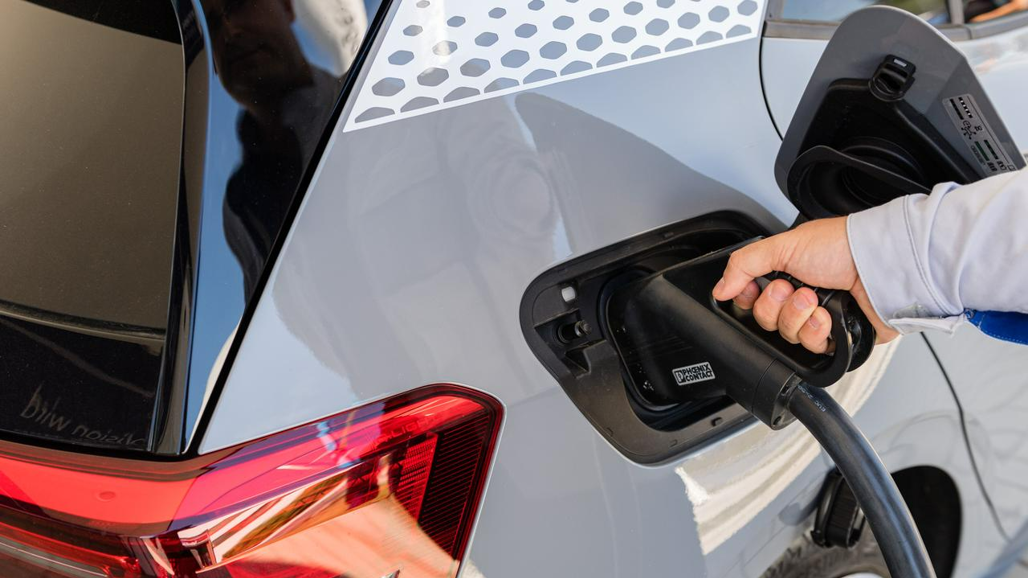 Genius solution to frustrating electric car charging problem - Driven ...