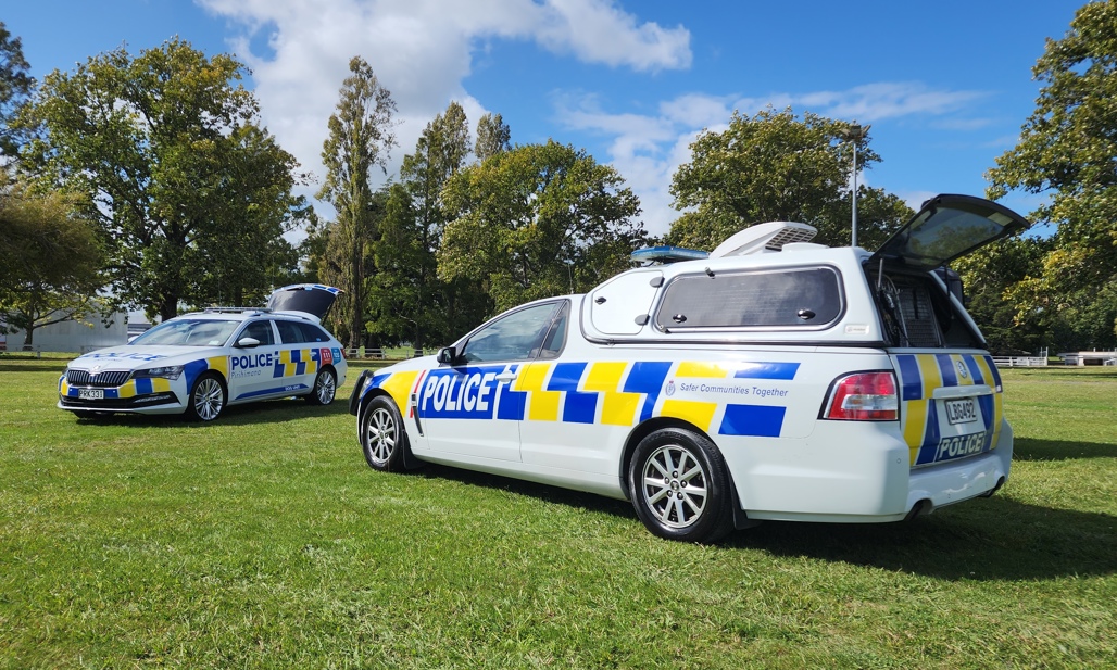 New Skoda dog wagons: NZ Police pooches riding in Superb cli - Driven ...