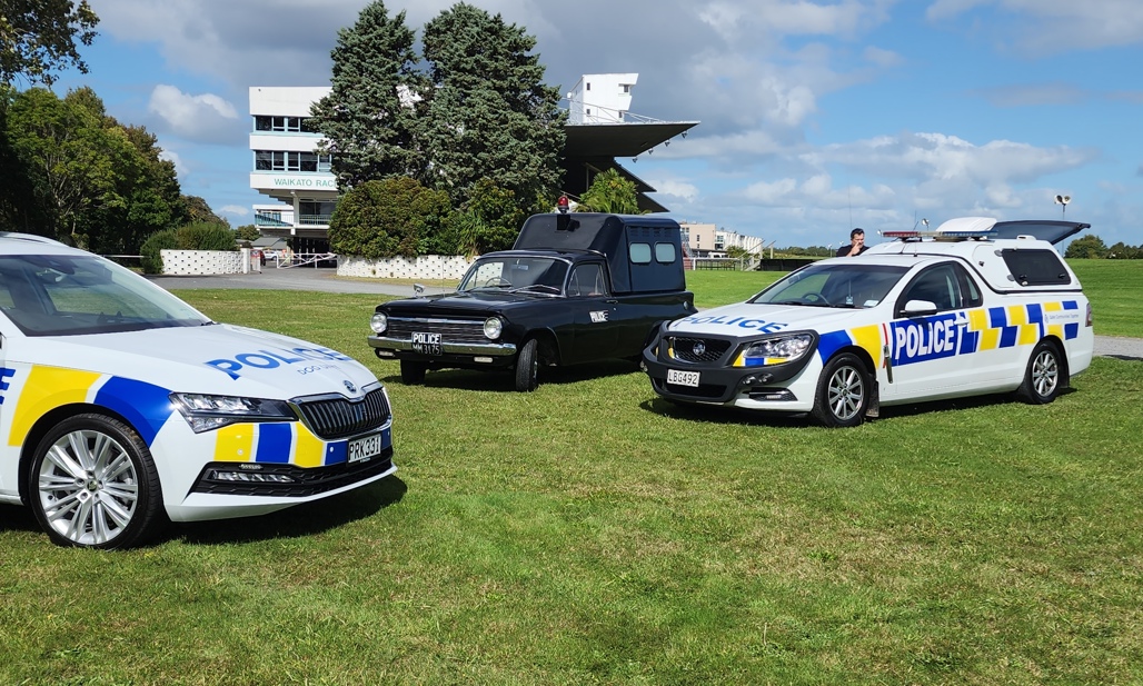 New Skoda dog wagons: NZ Police pooches riding in Superb cli - Driven ...