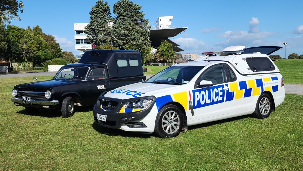 New Skoda dog wagons: NZ Police pooches riding in Superb cli - Driven ...