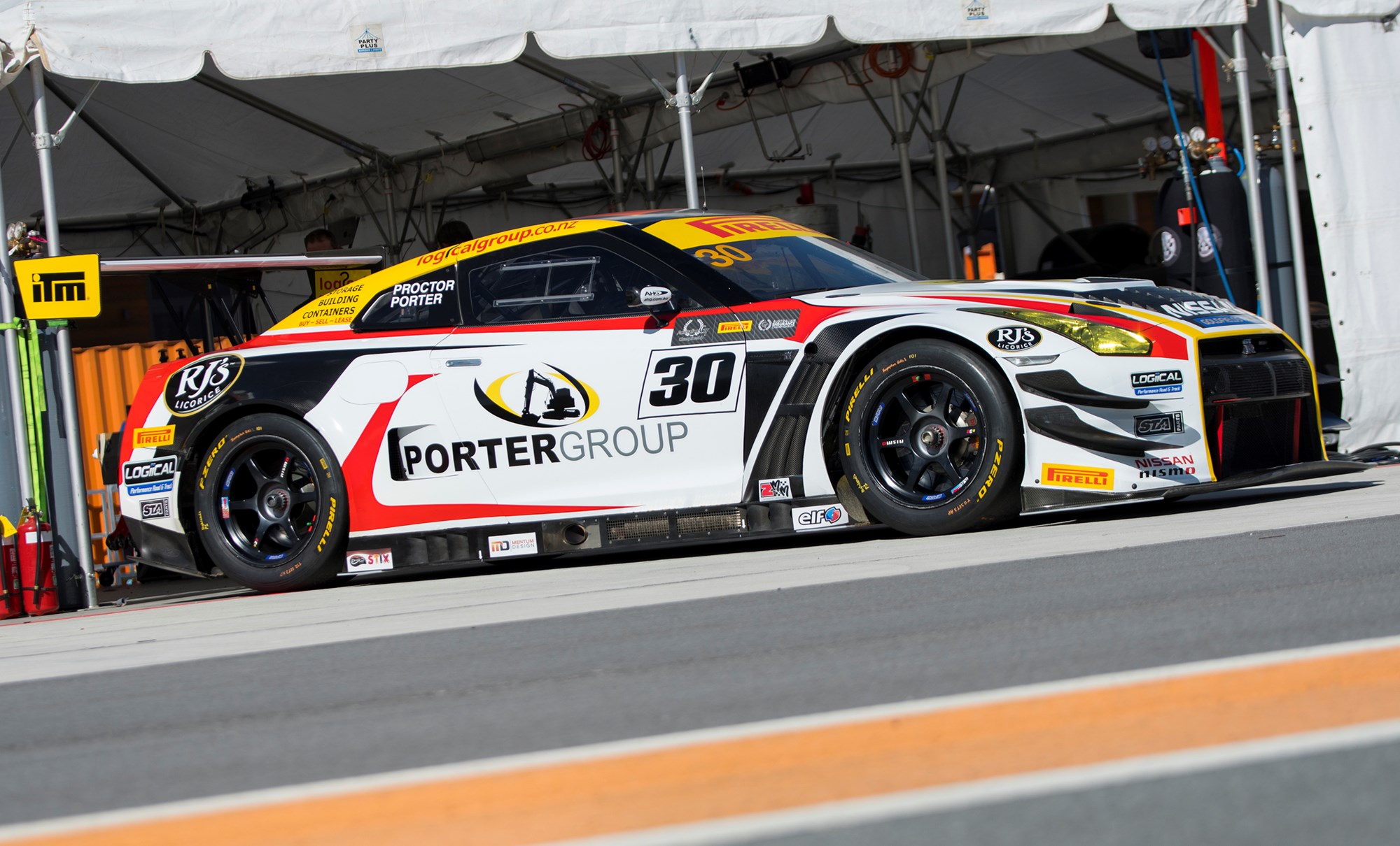 Guns come out this weekend for GT1 at Hampton Downs - Driven Car Guide