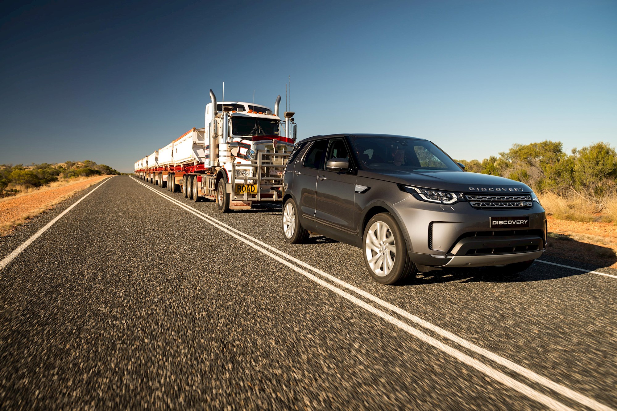 Heroic Land Rover tows 110-tonne 'road train' through the ou - Driven ...