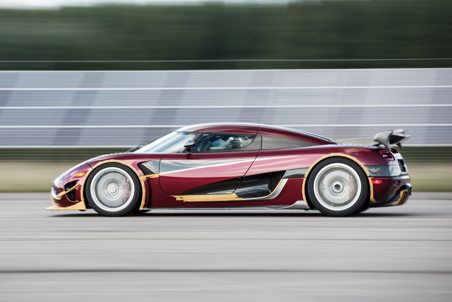 Watch: Koenigsegg Agera RS 0-400-0km/h run puts Bugatti in c - Driven ...