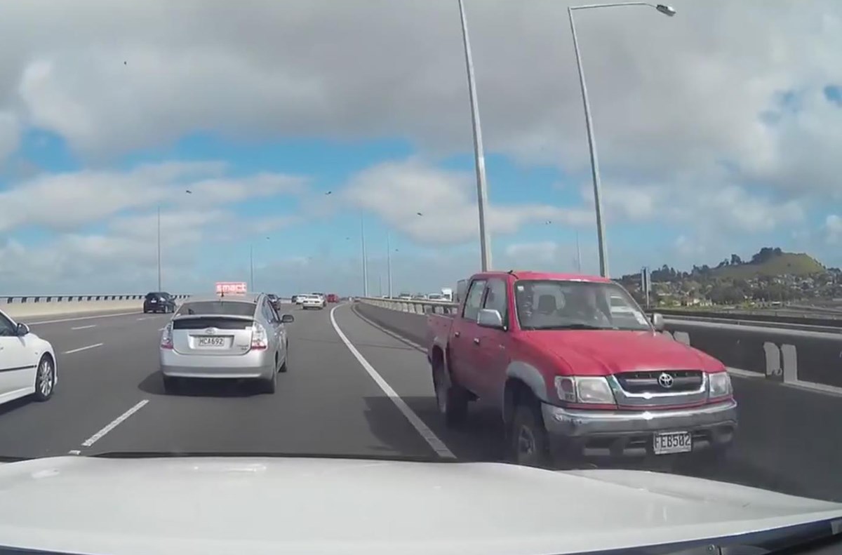 Watch: near-miss with car going wrong way on Auckland motorw - Driven ...