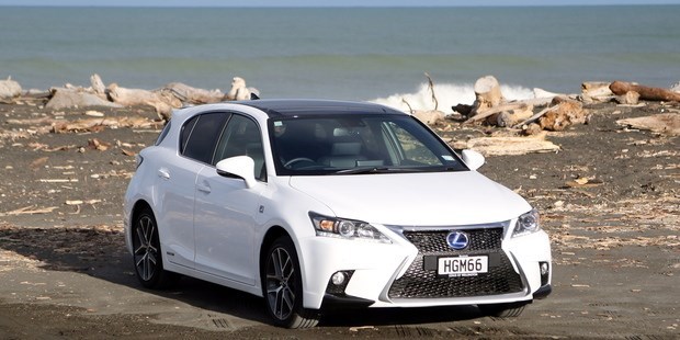 Car Buyers' Guide: Lexus hatch - Driven Car Guide