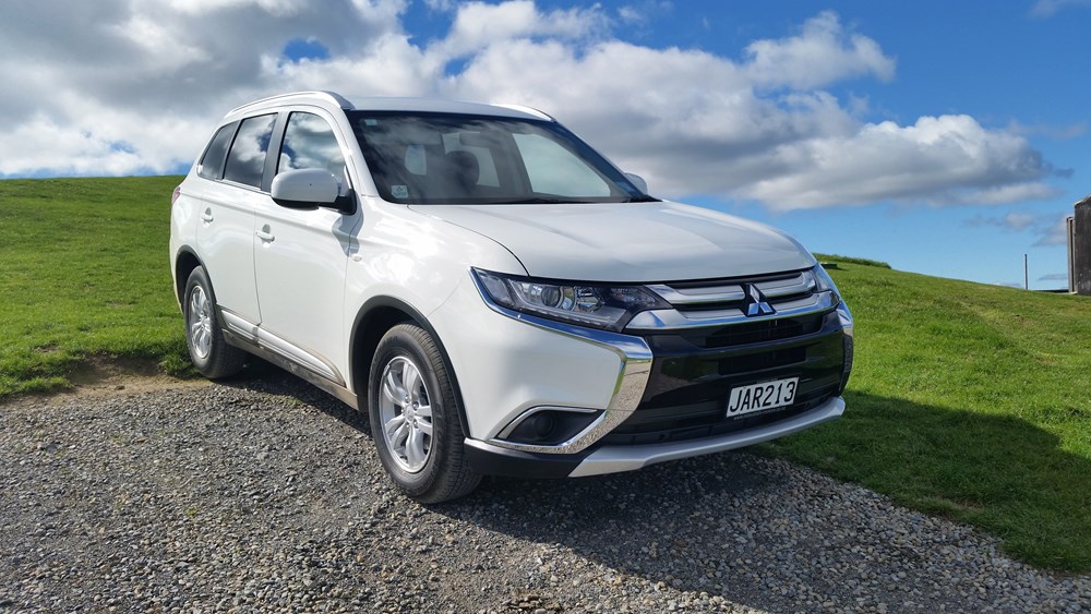 New Outlander on show - Driven Car Guide