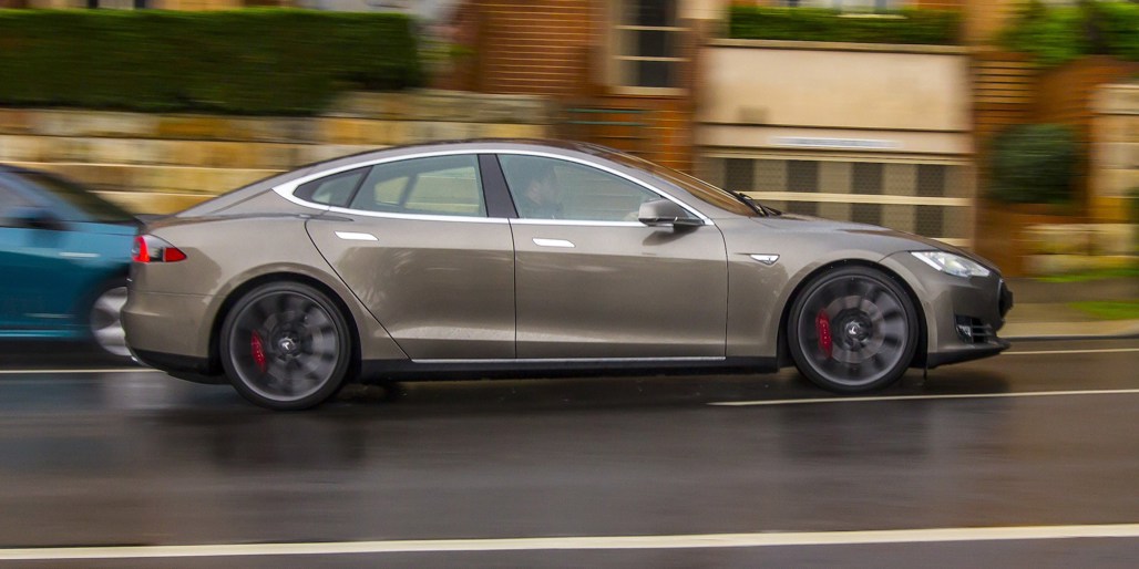 Tesla Model S adds Summon mode for fully automated parking - Driven Car ...