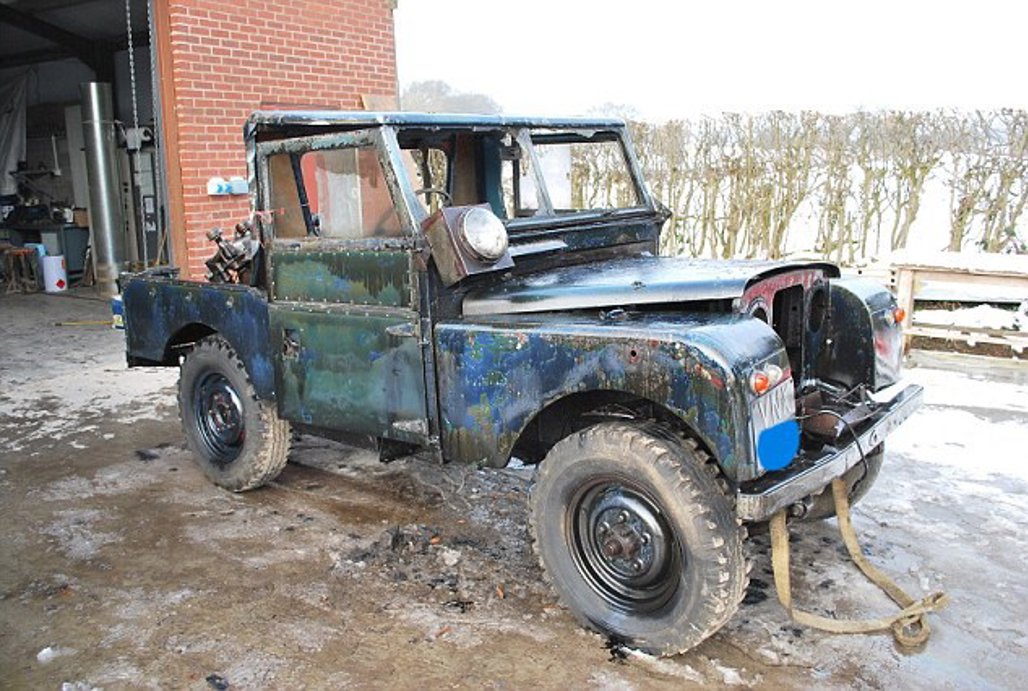 Optimistic listing for battered barn-find Land Rover legend - Driven ...