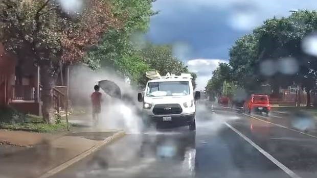 Driver sacked after repeatedly splashing pedestrians - Driven Car Guide