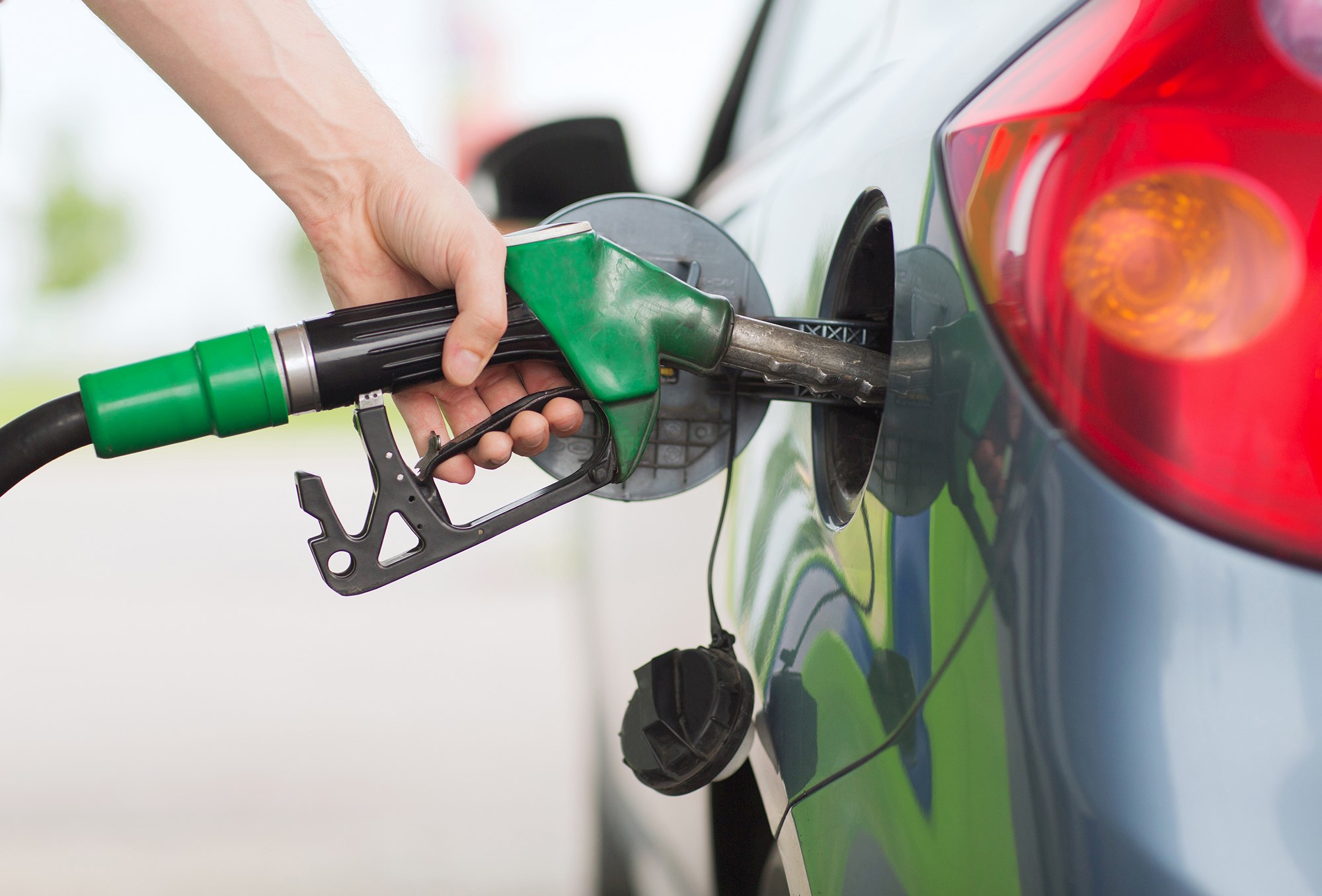 Can you save money by just filling up with the cheapest petrol at the ...