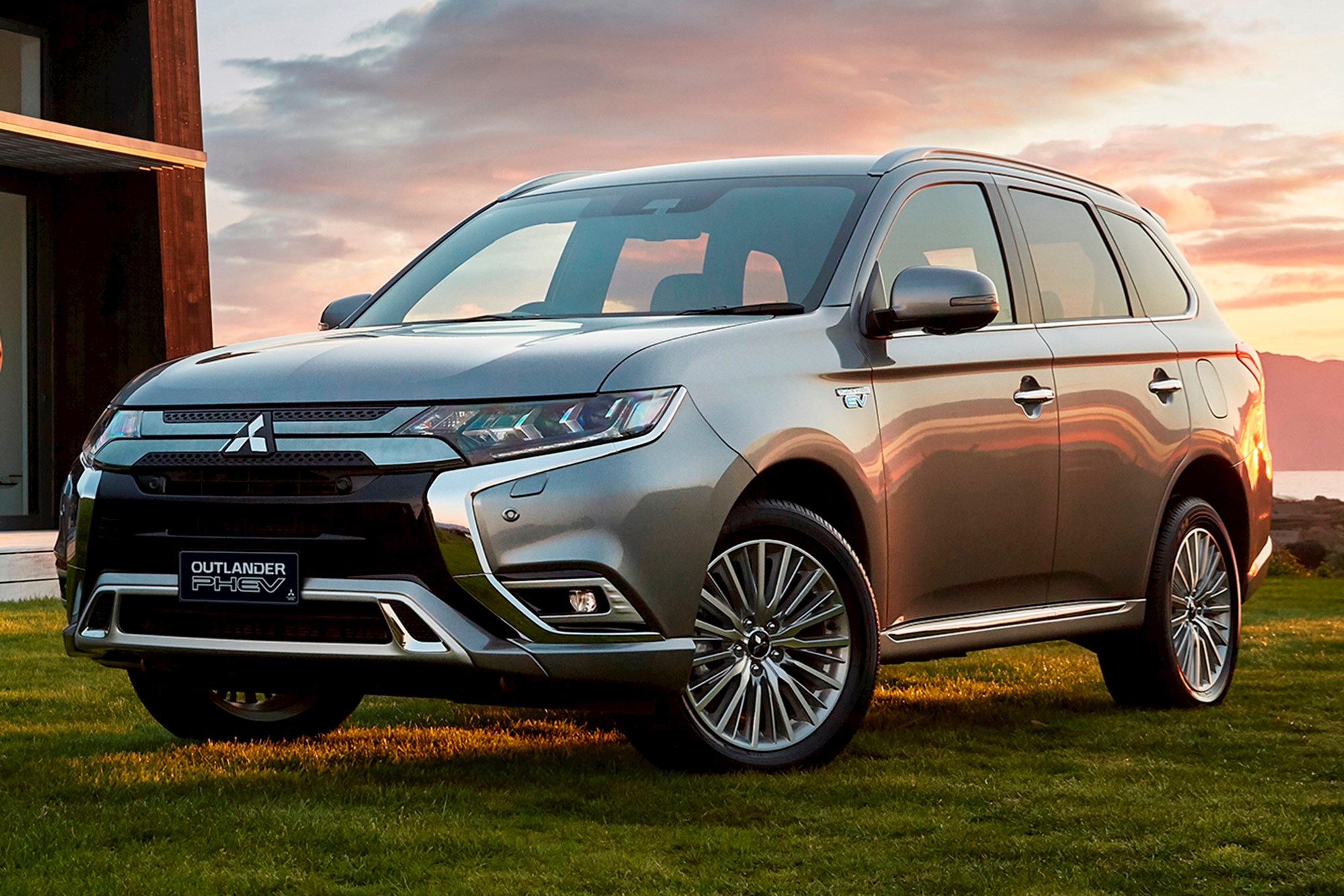 Outlander plug-in powers Mitsubishi's best September in 24 y - Driven ...