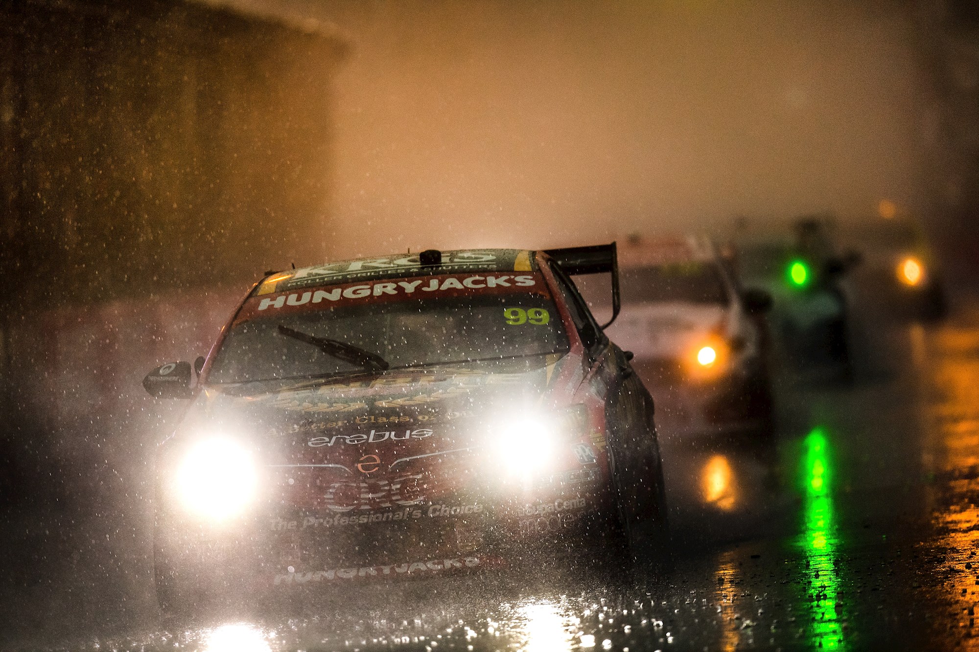 All eyes on Kiwis at Pukekohe, as weather disrupts Supercars - Driven ...