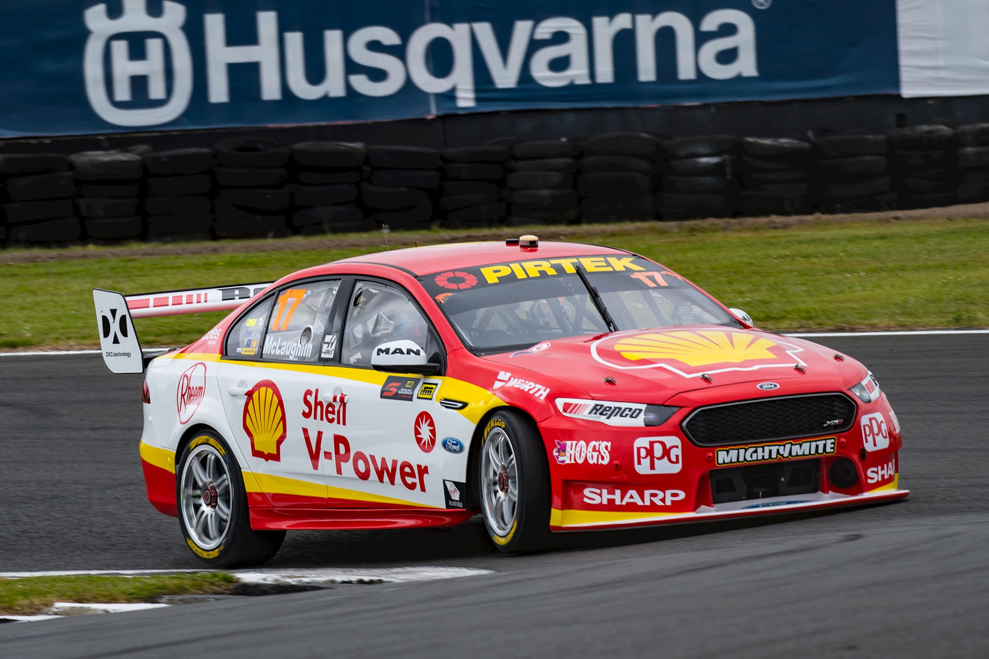 Scott McLaughlin takes early Supercars advantage, tops Frida - Driven ...