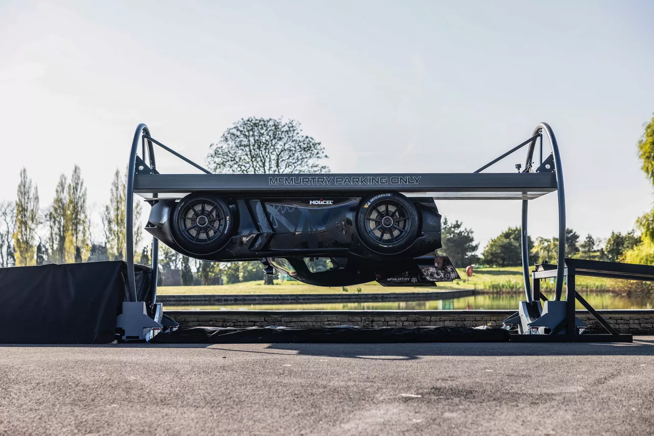 McMurtry Speirling becomes world's first car to drive upside down ...