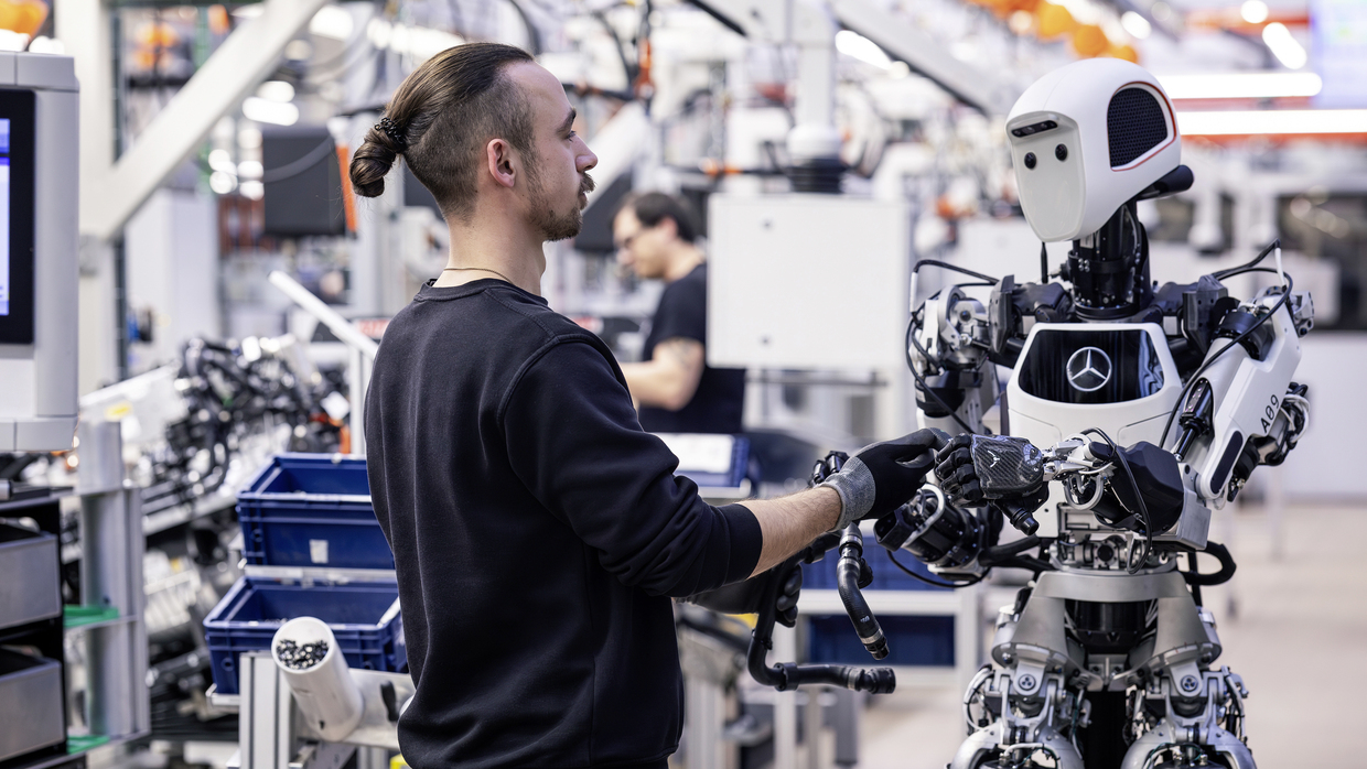 Mercedes-Benz trials AI and humanoid robots at Berlin factory - Driven ...