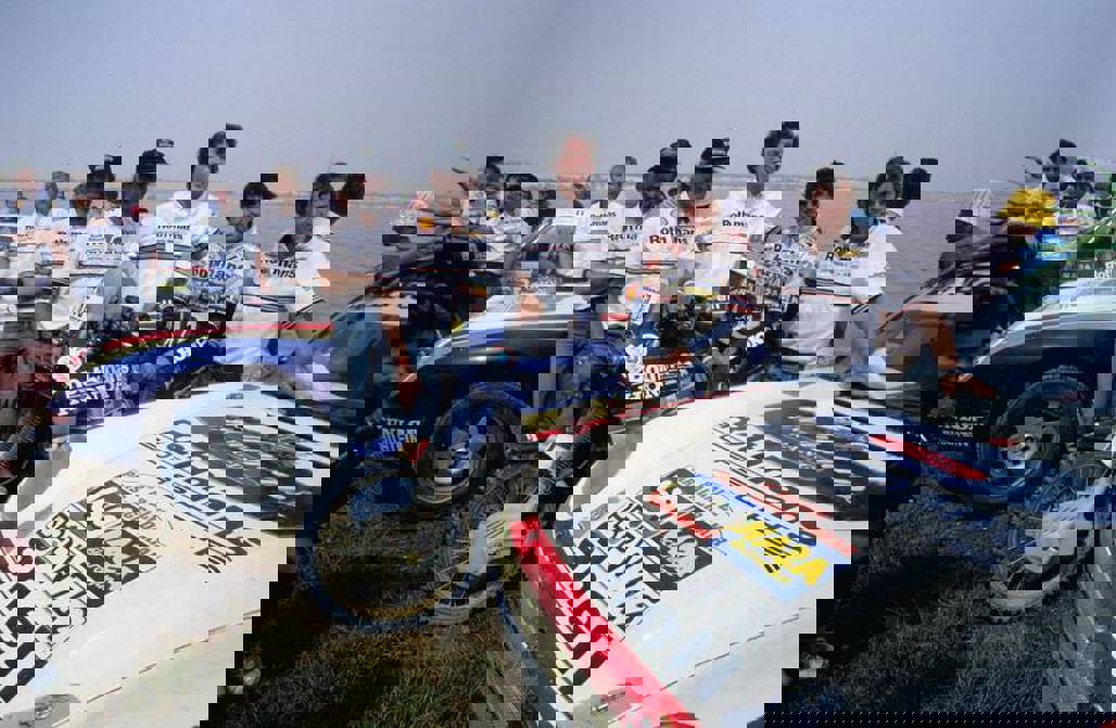 Porsche 959 returns to Dakar: a touching tribute to a rally legend ...