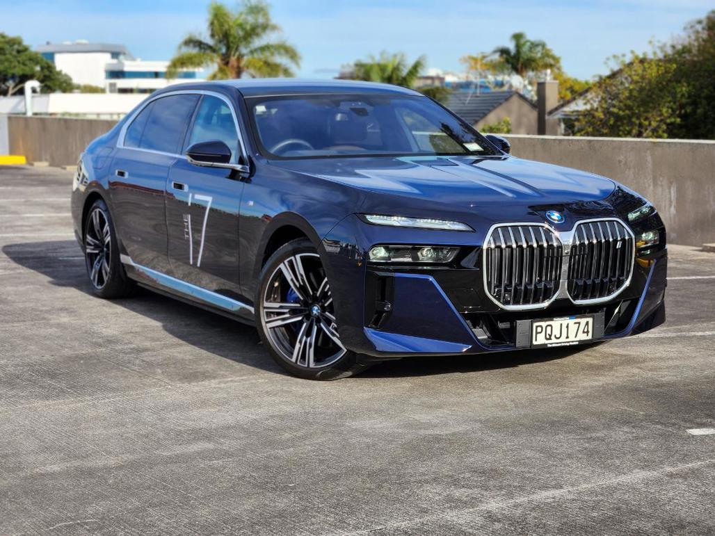 BMW i7 review: large and fully charged - Driven Car Guide