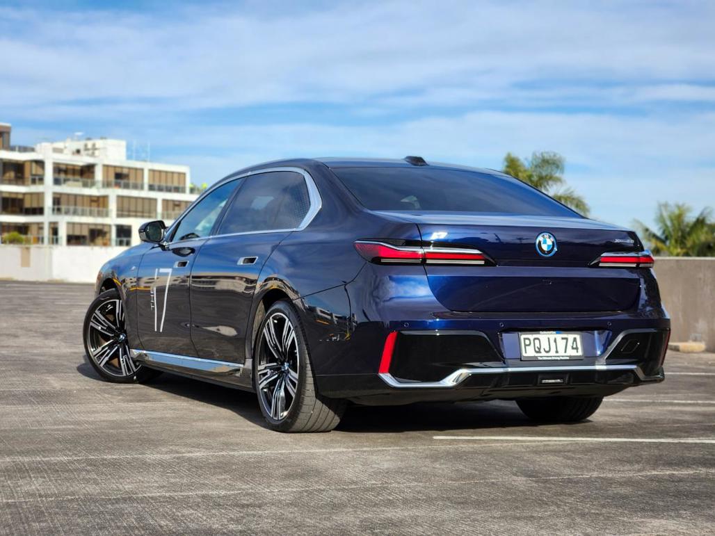 BMW i7 review: large and fully charged - Driven Car Guide