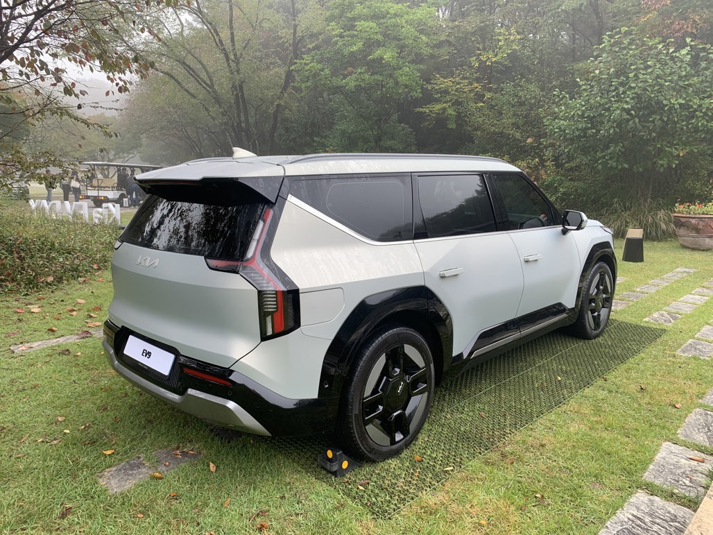 First drive of Kia's new EV9 seven-seat EV SUV - Driven Car Guide